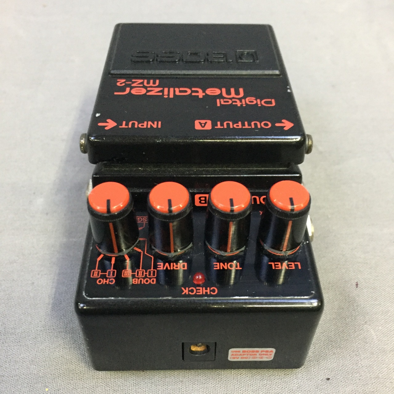 ダブリング機能やコーラスも搭載！ 1987年発売のわざとらしいくらい時代を感じるディストーションです！